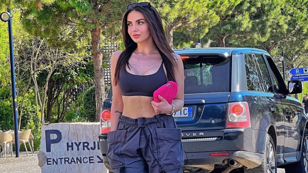 Beatrix Ramosaj provon ndjekësit me foto +16