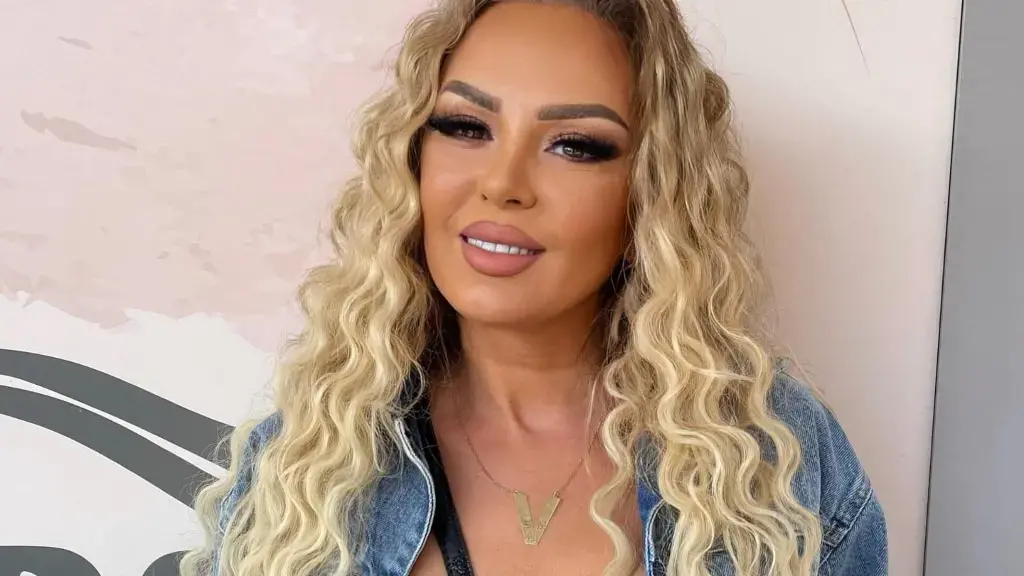 Violeta fotografohet nga afër, në këtë gjendje ka përfunduar fytyra e saj