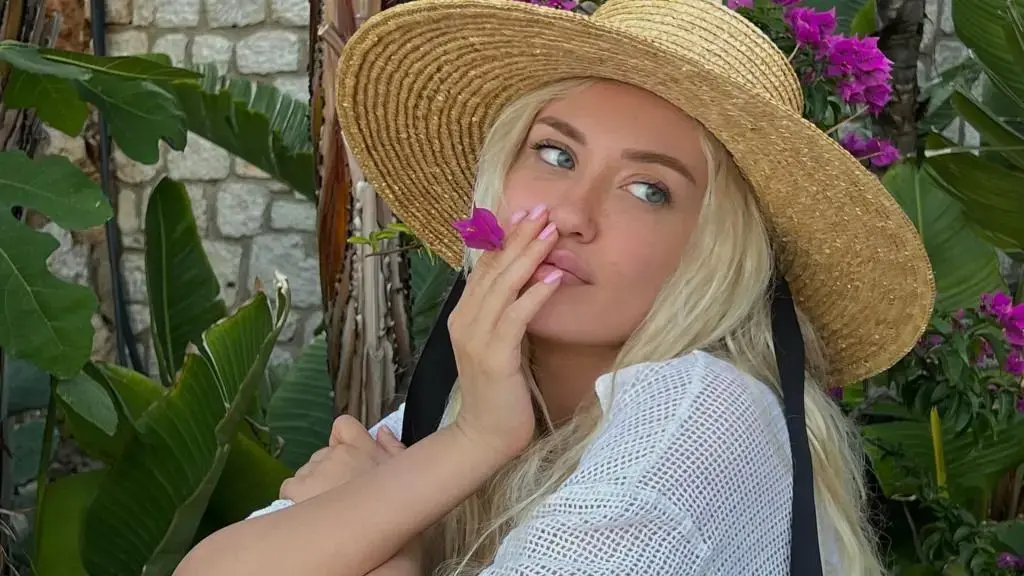 Dea Mishel pozon me bikni duke vënë në fokus të pasmet