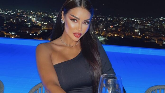 Nuk përmbahet Ana Kauri, provokon me fustanin e hapur duke treguar gjoksin