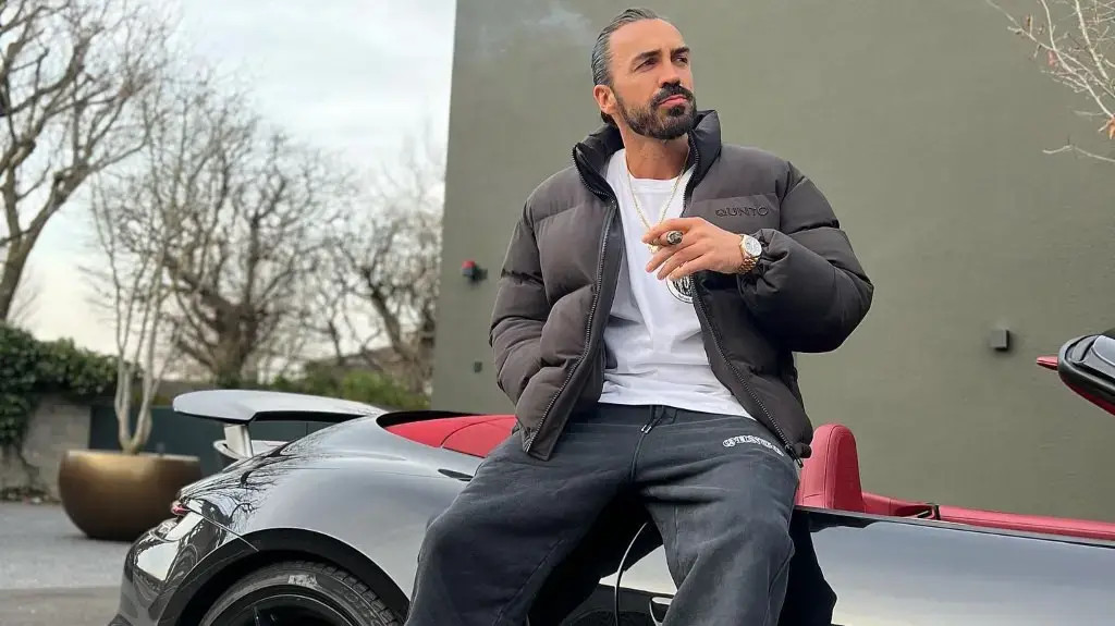 Blerim Destani e puthë në kokë nënën, gjesti prekë mijëra persona