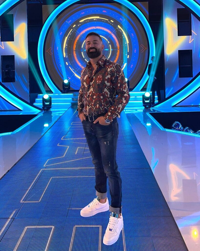 Ky ishte artisti i njohur i cili ishte i fundit që qëndroi me Elvis Pupën!