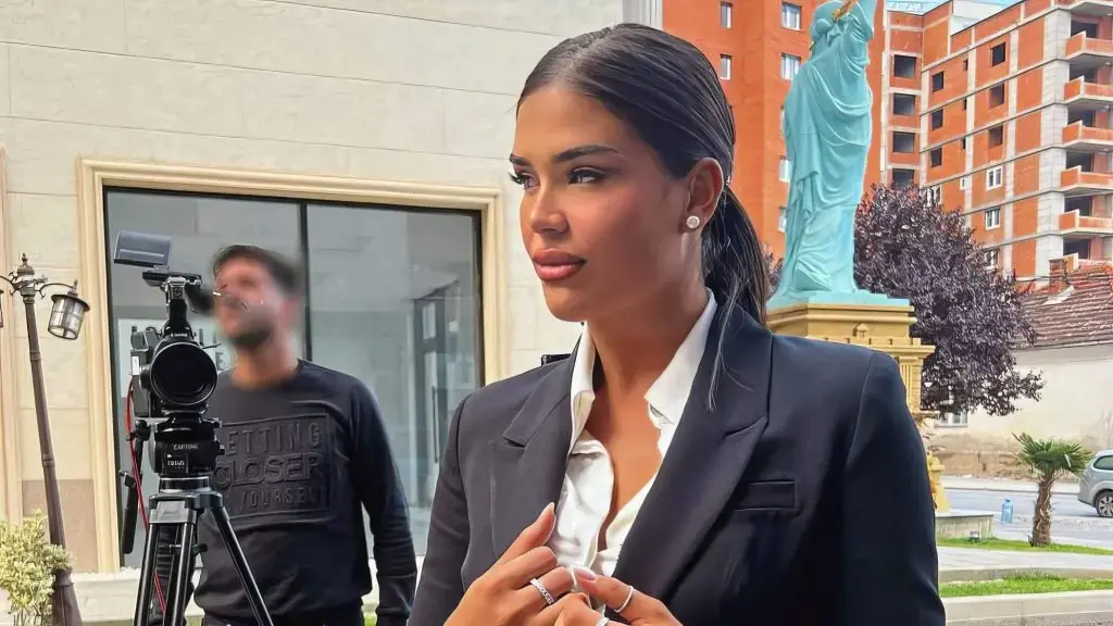 Eriona Sejdiu habit të gjithë me format trupore vetëm pak kohë pas ...