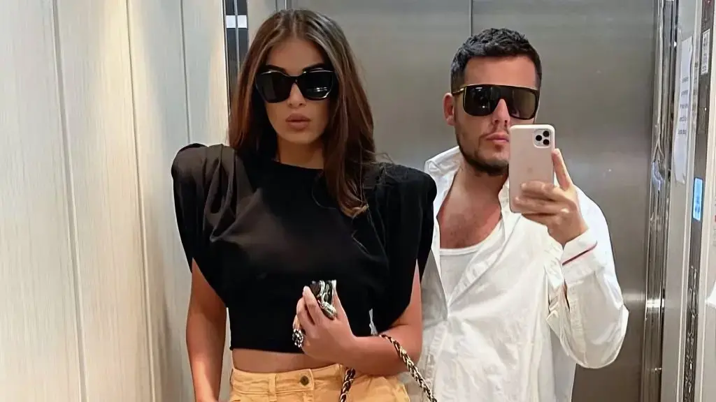 Valdrin Sahiti dhe bashkëshortja e tij ndërrojnë profesion?