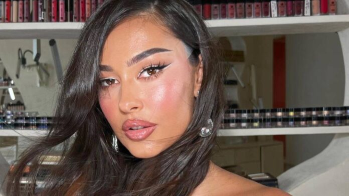 Adrola Dushi sjell foto në bikine nga plazhi, mahnit me format e bujshme