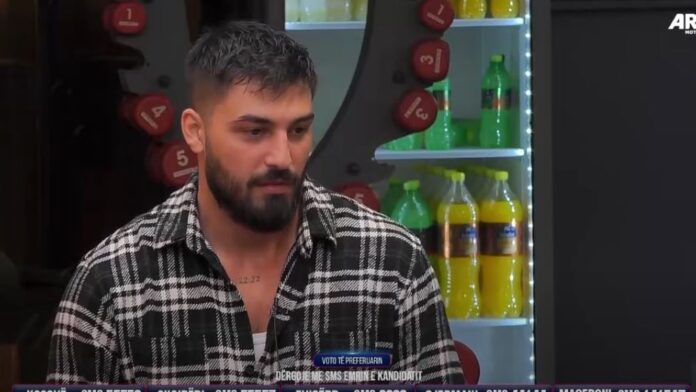 Publiku i bën pyetjen pikante Azemit, banorët shpërthejnë në brohoritma