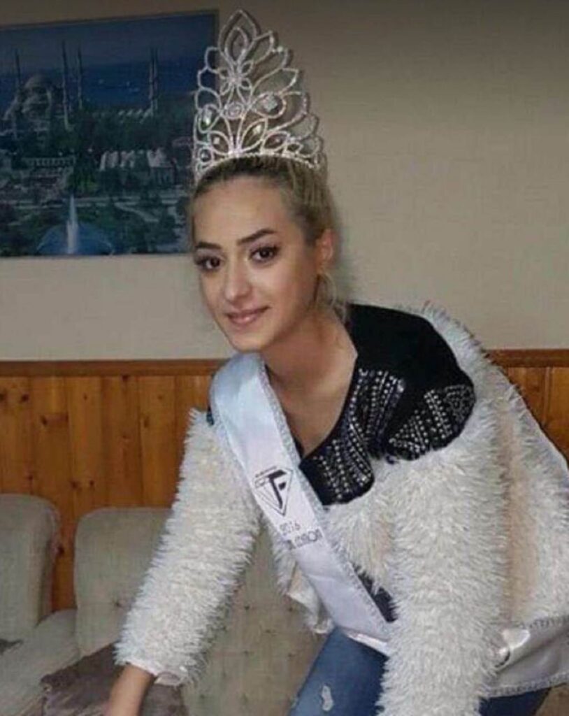 Publikohen fotot nga e kaluara e Kaderit, shfaqet e mbuluar me shami