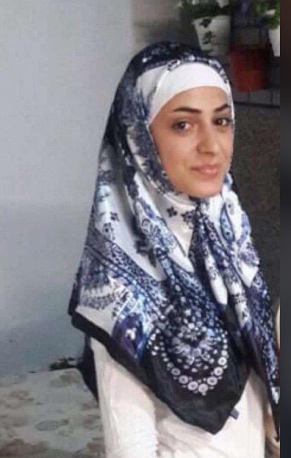 Publikohen fotot nga e kaluara e Kaderit, shfaqet e mbuluar me shami