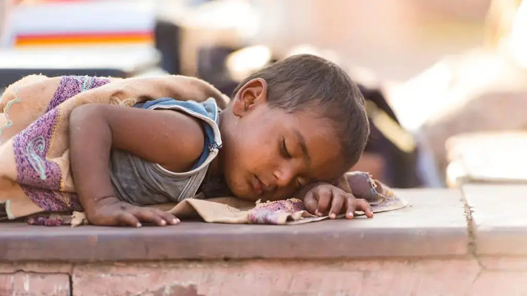 Ngjarja e një fëmije jetim: Nga varfëria e thellë deri tek një njeri ...