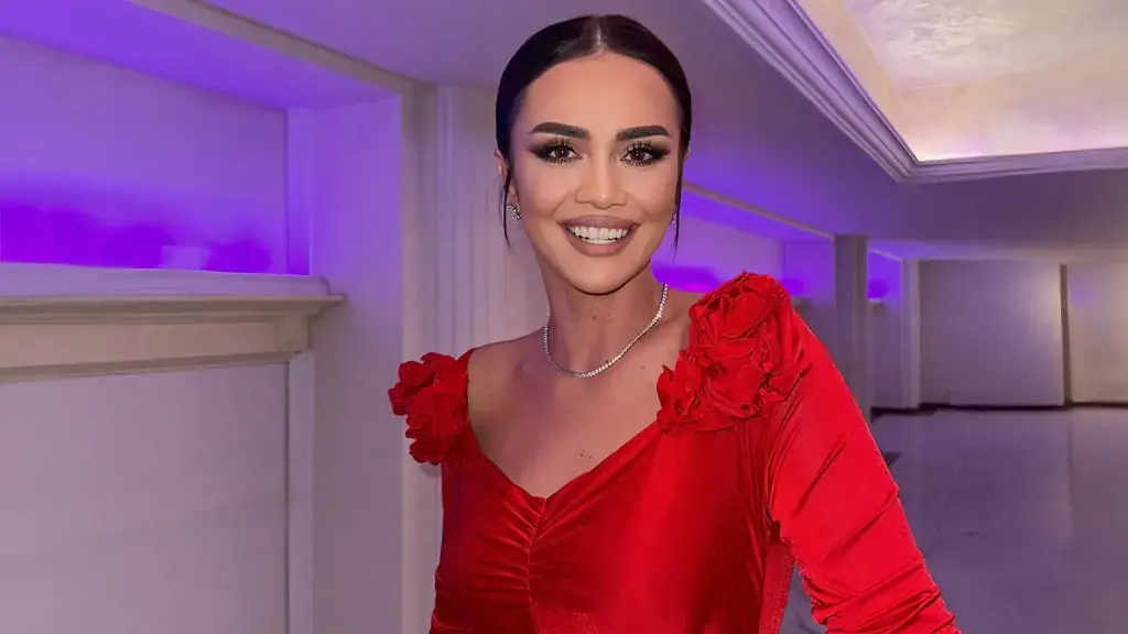 Kaltrina Mikushnica bëhet për syze, sa ndryshe duket