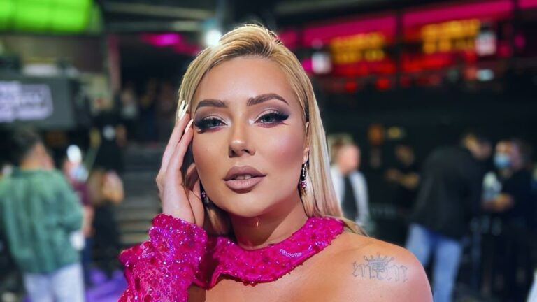 Ronela Hajati i vë 'flakën' rrjetit me rroba banjo derisa pozon në pishinë