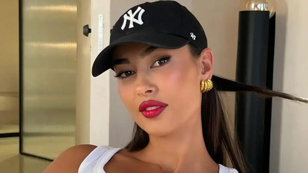 Adrola Dushi vishet ngushtë dhe në pah format e bujshme trupore