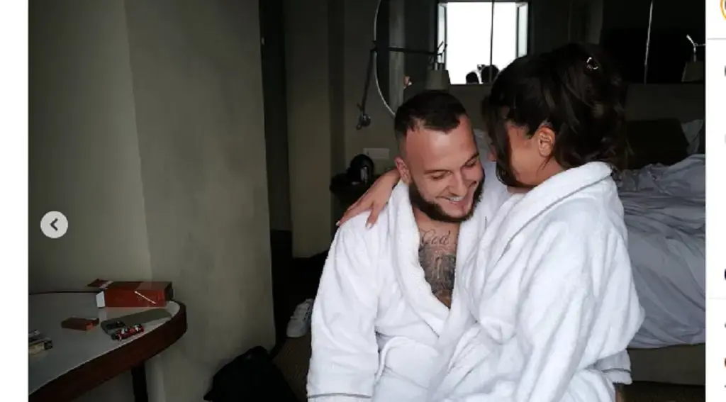 Skandaloze, Lotina e publikon teksa Mozzik prek organin gjenital