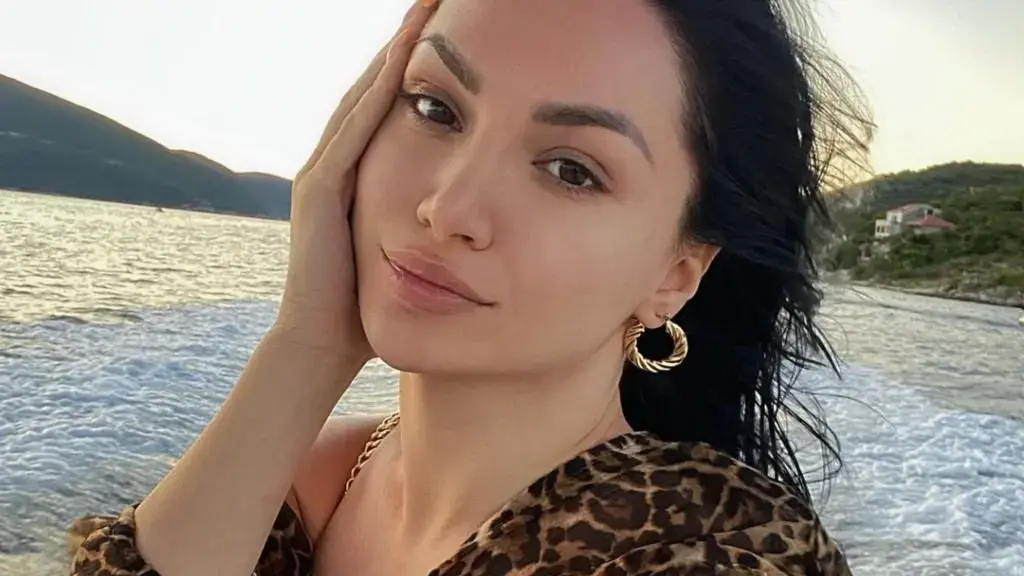 Samanta Karavella shfaqet vetëm në robdeshan, 'djeg' rrjetin