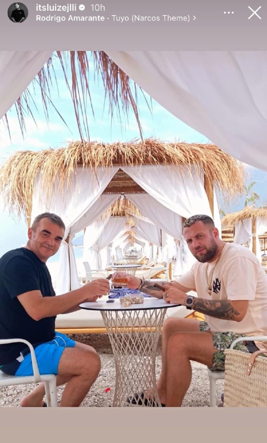 Luiz Ejlli relaksohet në plazh krah vjehrrit të tij Arben Tito