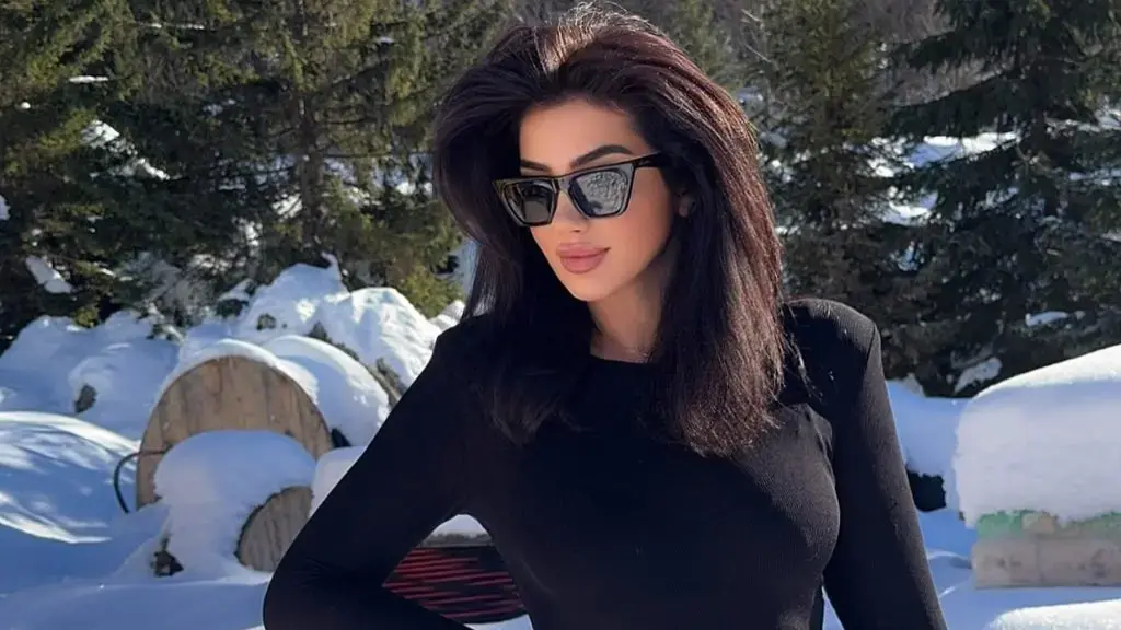 Arjola provokuese në foto, shfaqet me stil mahnitës
