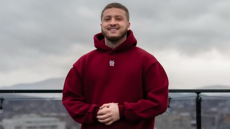 Fero poston foto në shtrat me vajzën që dashuron me shpirt