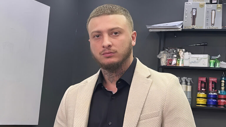 Fero poston foto në shtrat me vajzën që dashuron me shpirt