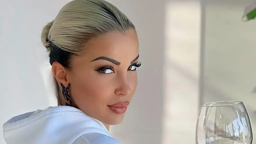 Dashuria e Roza Lati-t: Çifti i njohur në momente romantike