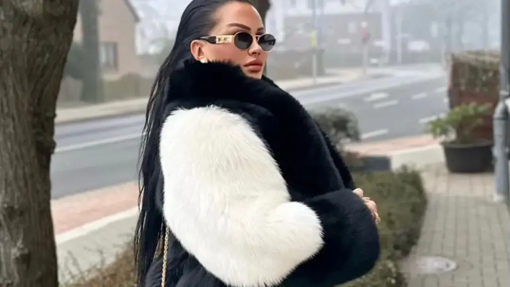 Bafte provokuese me fustanin e saj të shkurtër e të hapur, vëmendje ...