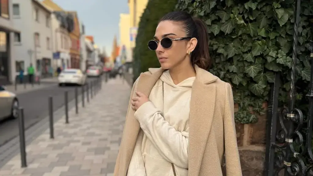 Jonida provokon me stilin e saj të veçantë në rrugët e qytetit