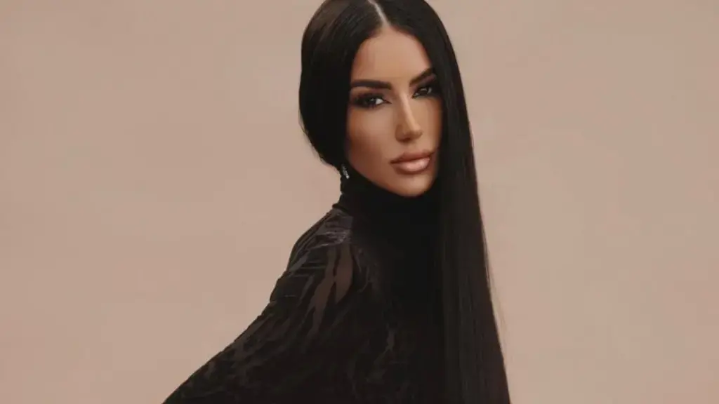 E dashura e Robertit lë pa fjalë ndjekësit me pozat e saj provokuese