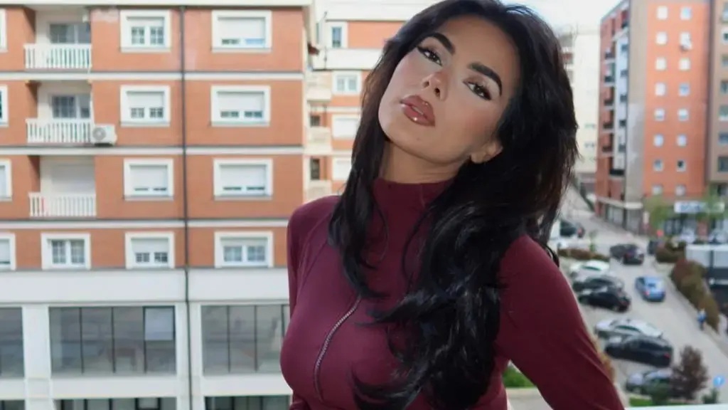 Pas ndarjes nga Arioni, ja kujt po i dhuron puthje pa fund Diana Tahiri